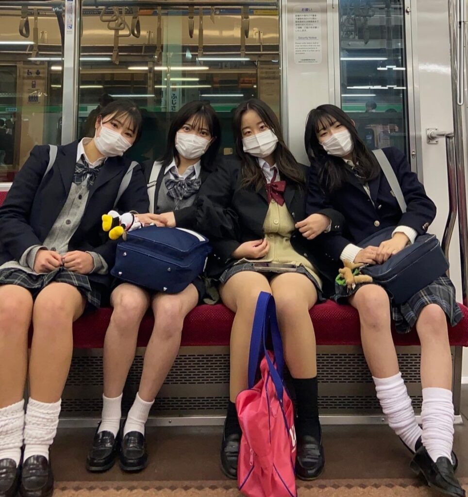 【画像】JK4人衆「おじさん、うちらのことずっとチラチラ見てるけどどうしたの？w」