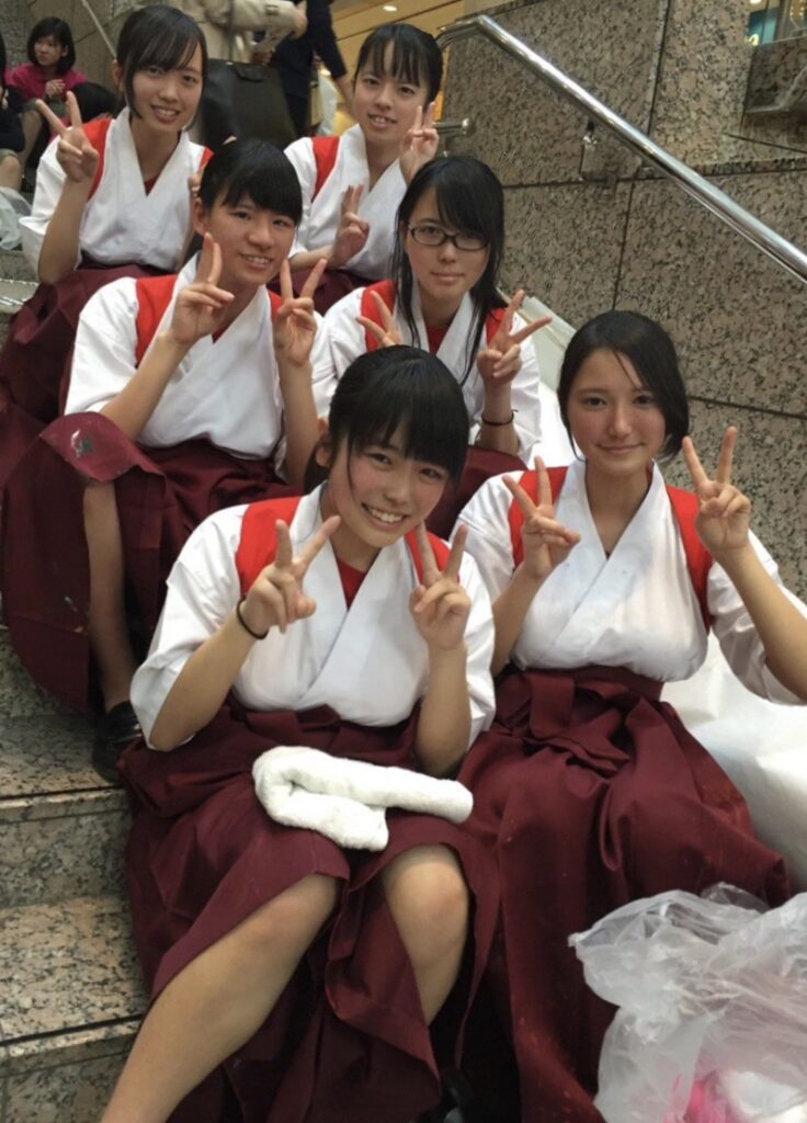 【画像】爆乳袴JKさん、お胸がたぷんたぷんwwwwwwww