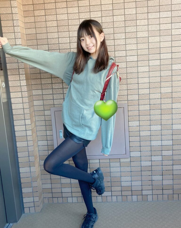 【画像】JSモデルさん、えちえちな黒タイツを履いて元気に登校
