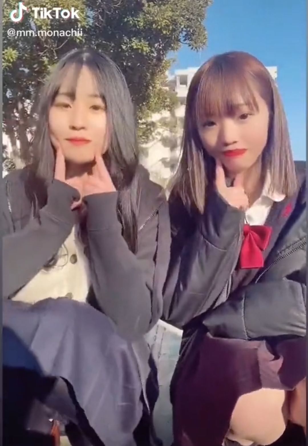 【動画】JKさん、パ ツ丸見えの状態でTikTokを撮ってしまうwwwwwwwww