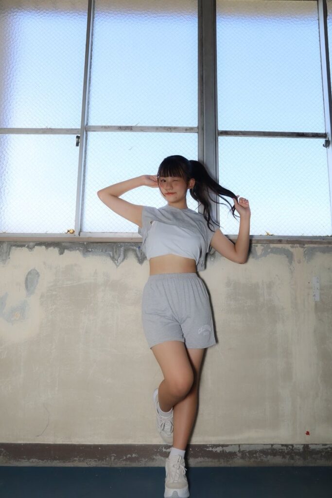 【動画】巨乳JCさん、自慢のボディを見せつけたい欲が溢れ出てしまうwwwwwww