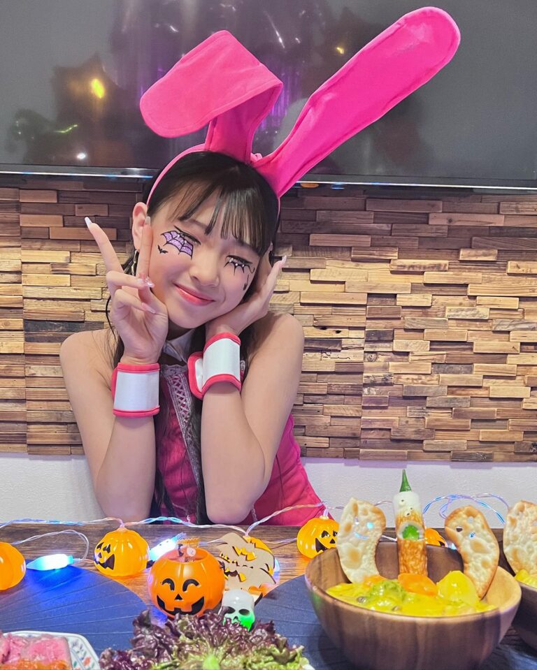 【動画】巨乳JCさん、自慢のボディを見せつけたい欲が溢れ出てしまうwwwwwww