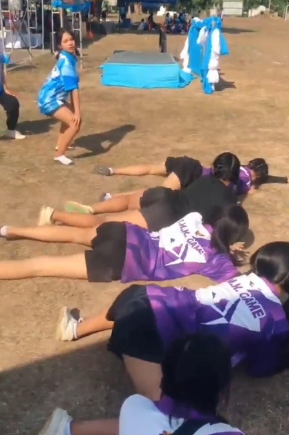 【動画】JS～JKさん、集団で腰振りダンスの練習をしてしまうwwwwwww