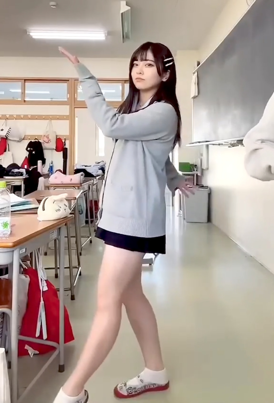 【動画】男の10割が見た瞬間シコり始めてしまうJK見つかるwwwwwwww