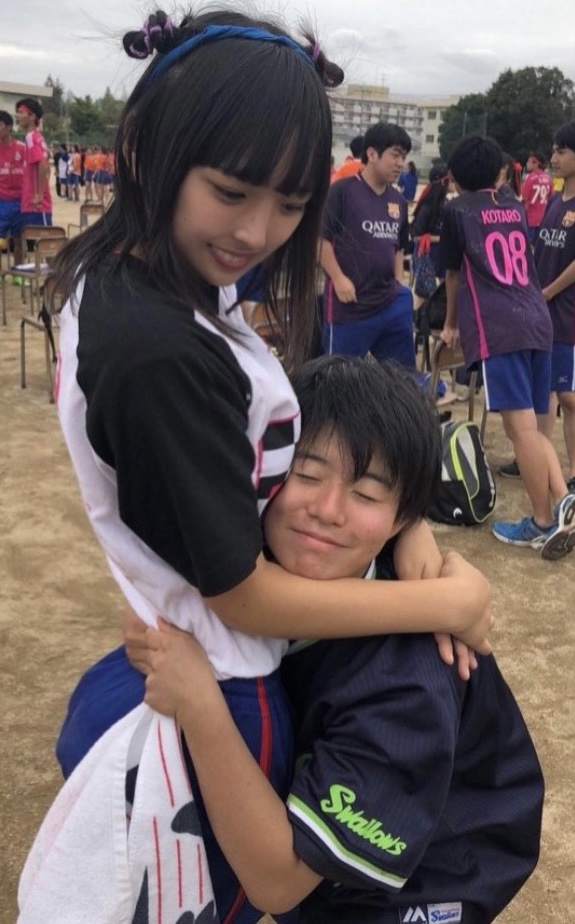 【画像】男子高校生さん、JKの巨乳お ぱいを顔に押し付けられご満悦wwwwwwwww