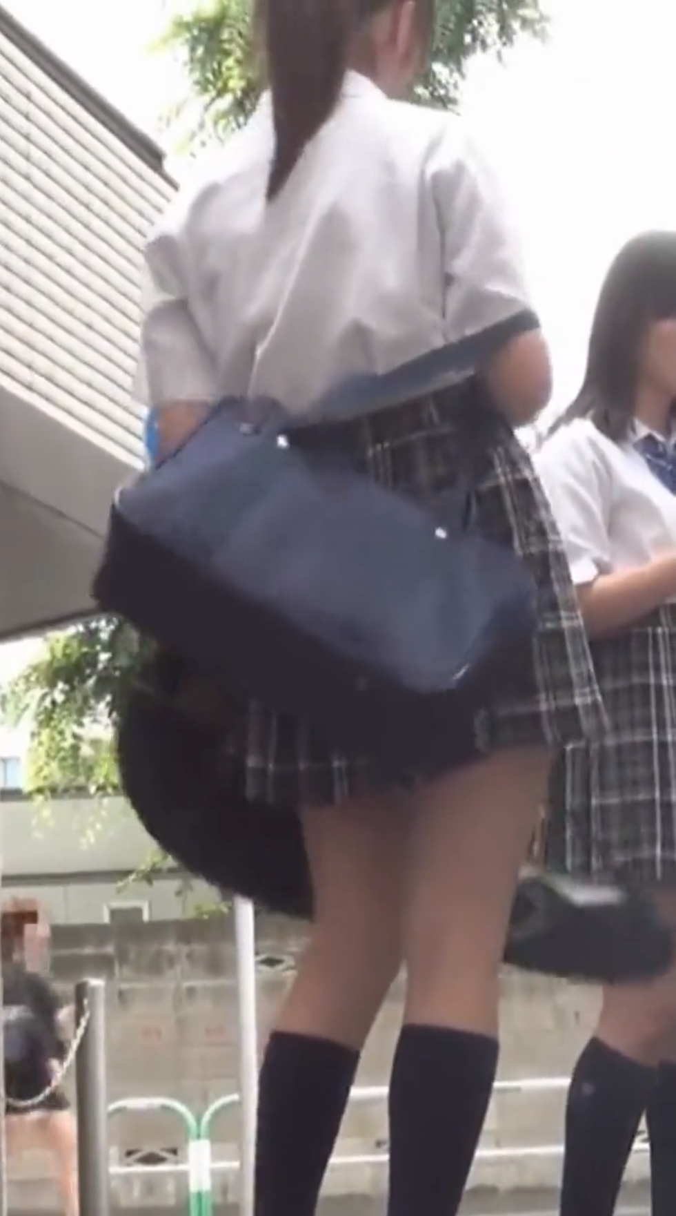 【動画】JKさん、バッグでスカートがめくれ上がってパンティが見えてしまうwwwwwwww