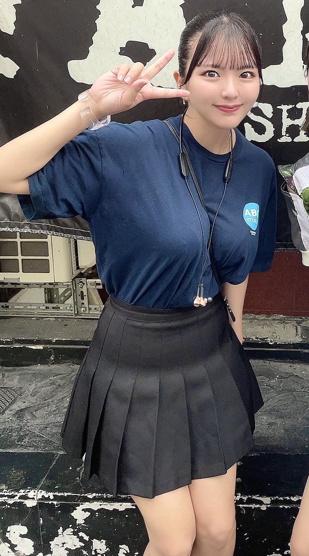 【画像】爆乳JKさん、自慢のデカ乳をパイスラして見せつけてしまうwwwwwww