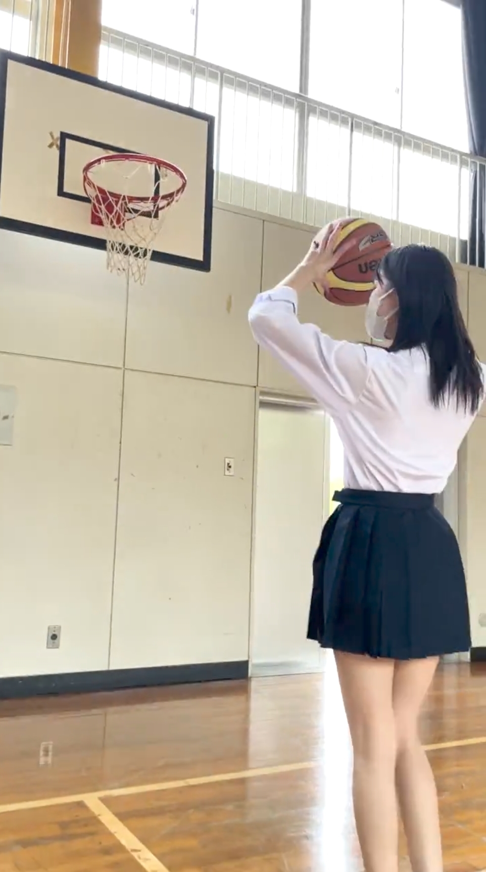 【動画】ミニスカJKさん、太ももをﾌﾟﾙﾝﾌﾟﾙﾝ揺らしてしまうwwwwwwwwww