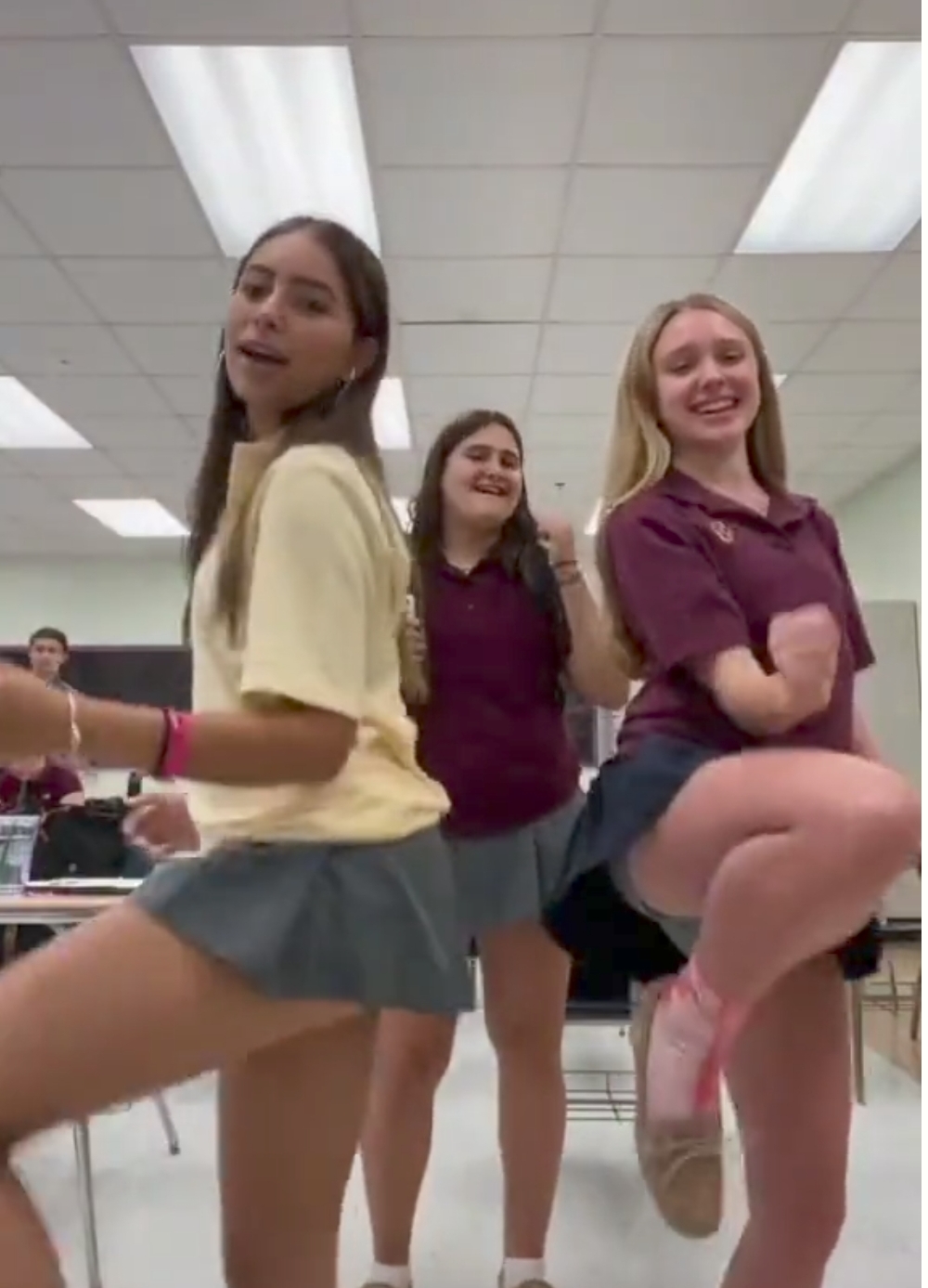 【動画】アメリカ人JKのミニスカ、次元が違うwwwwwwwww