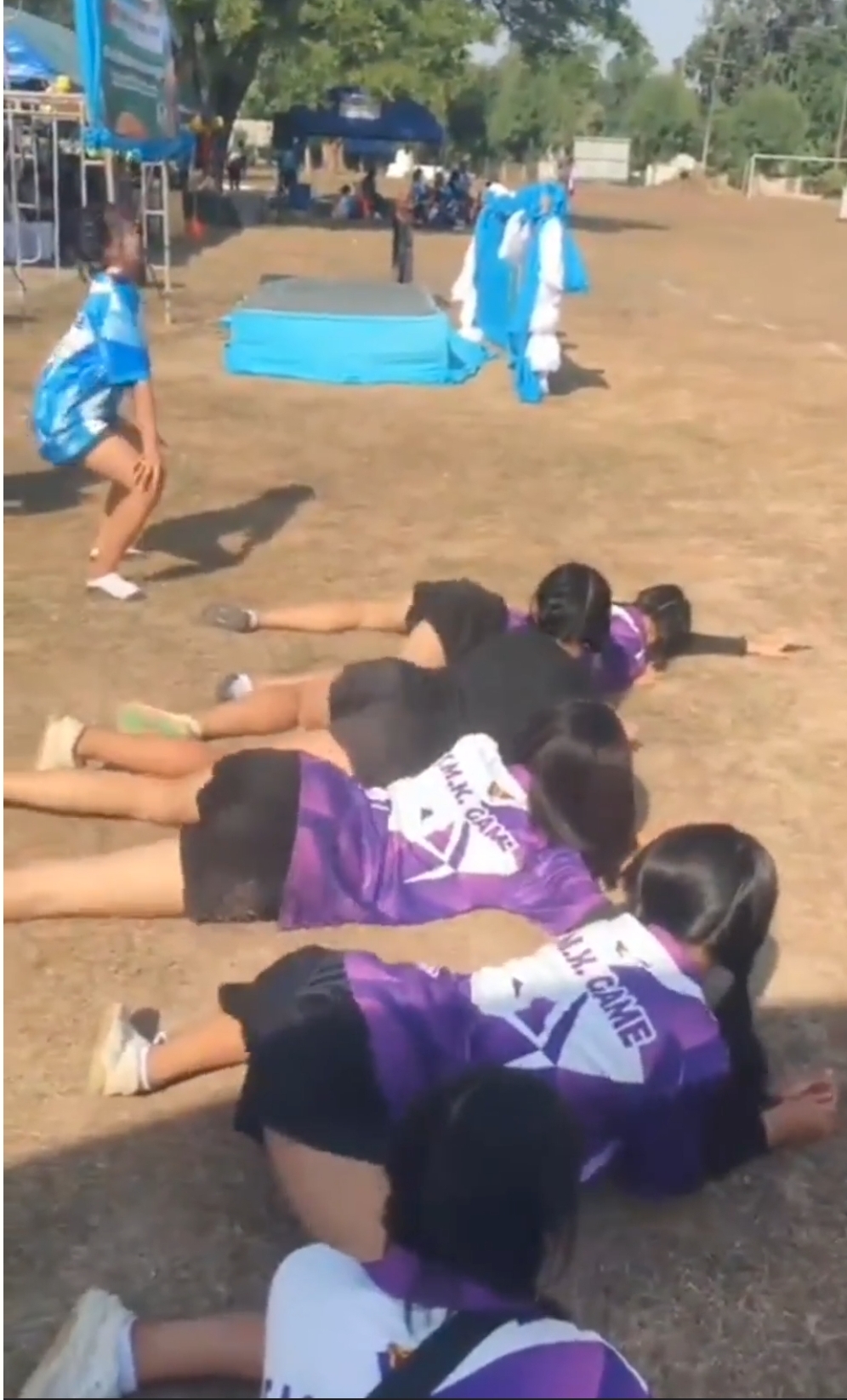 【動画】JS～JKさん、集団で腰振りダンスの練習をしてしまうwwwwwwww