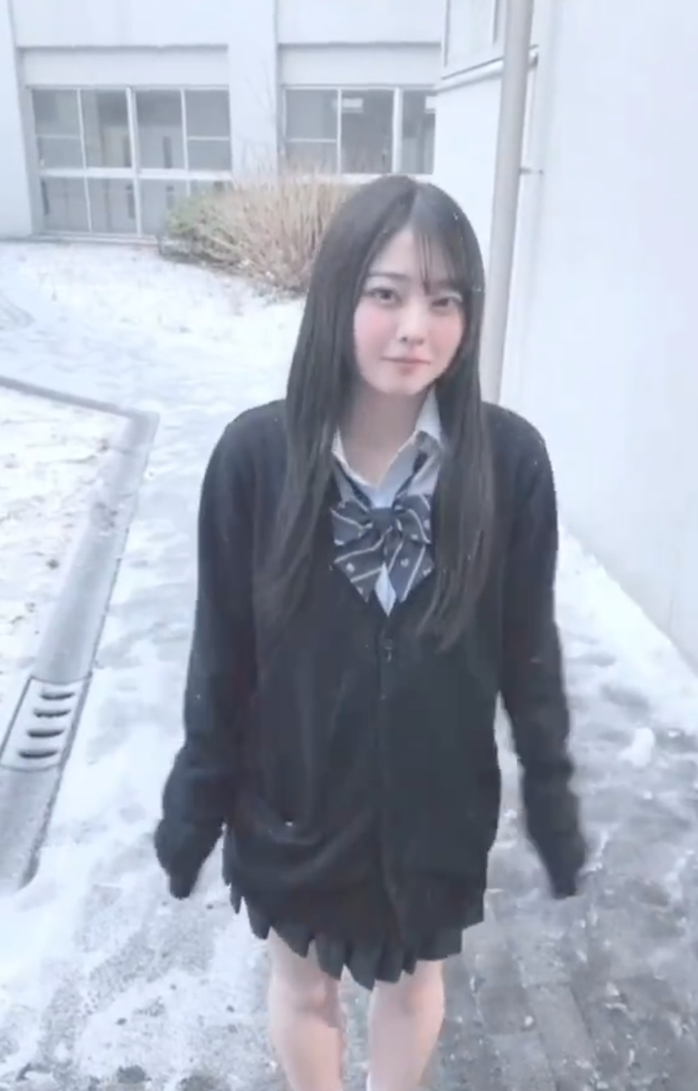 【動画】有名JKさすらいネキ、雪なのにミニスカで踊ってしまうwwwwwwwww