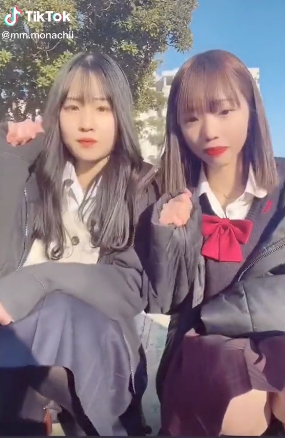 【動画】JKさん、パ ツ丸見えの状態でTikTokを撮ってしまうwwwwwwww