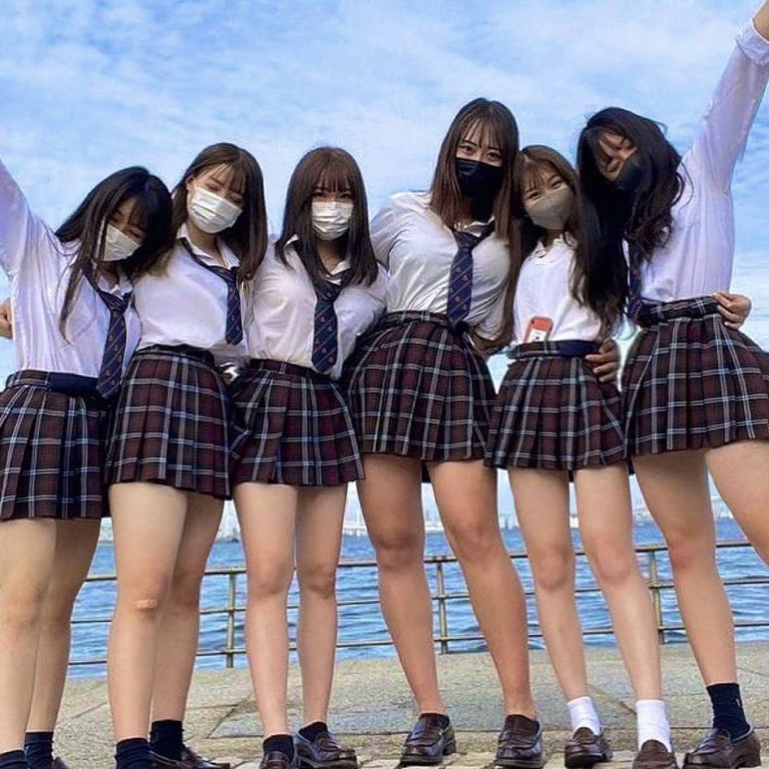 【画像】海辺のJK、むちむちすぎるwwwwwwww