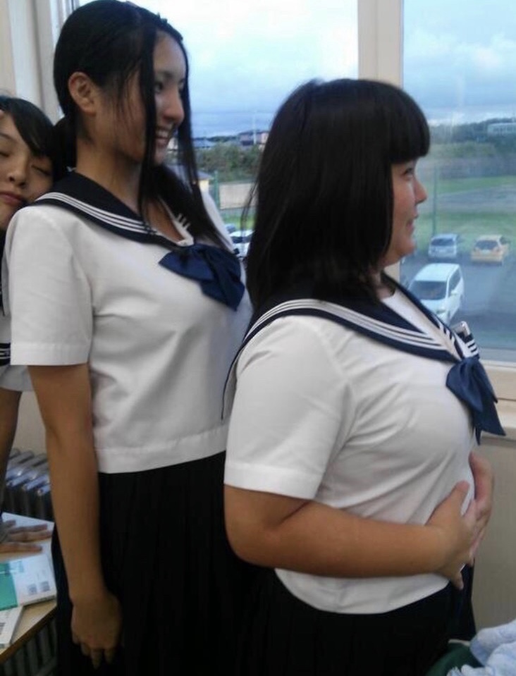 【画像】巨胸JKさん、お ぱいの大きさを比べ合いっこしてしまうwwwwwww