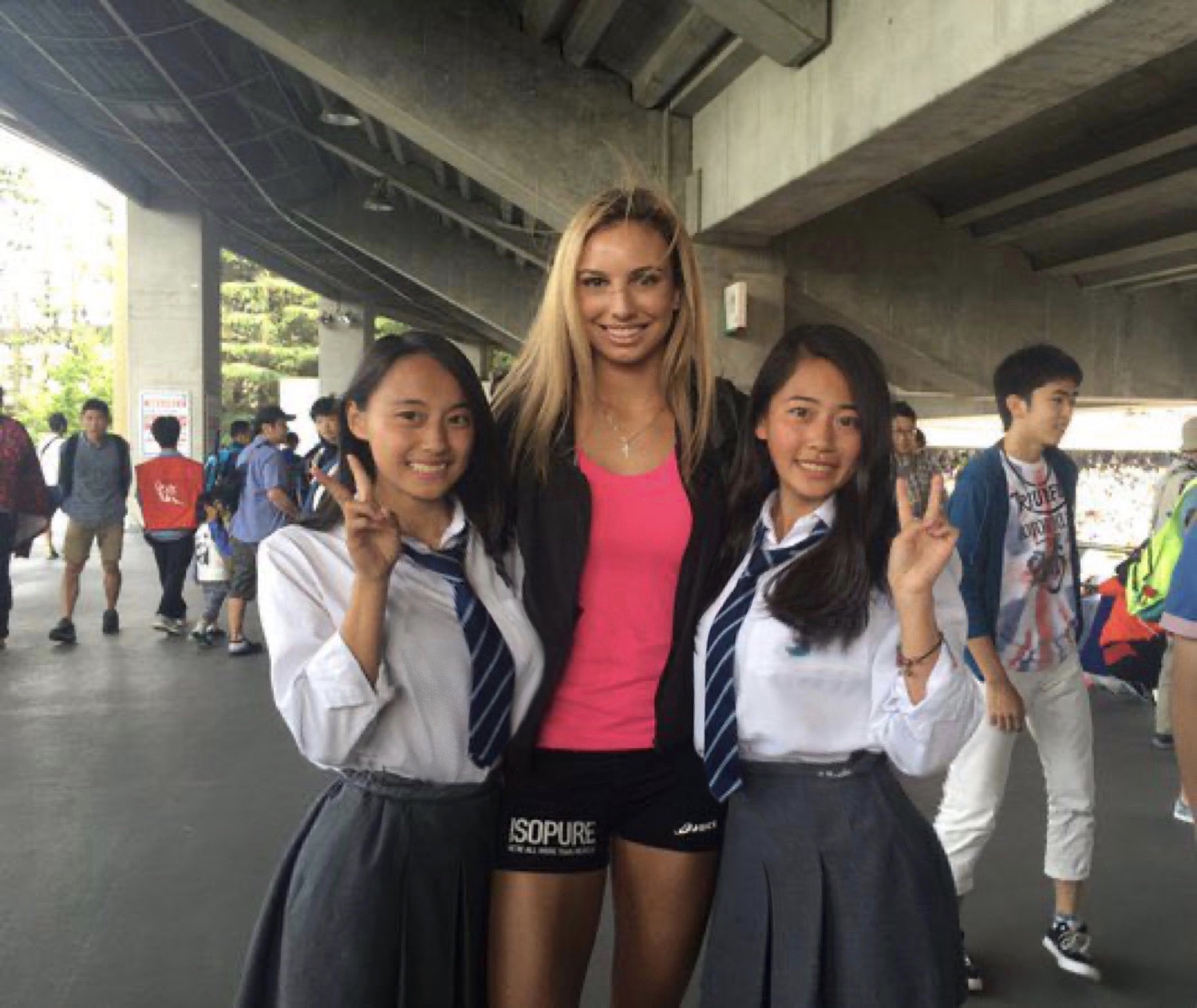 【画像】日本の爆乳JKさん、アメリカJKに完敗してしまうwwwwwwww