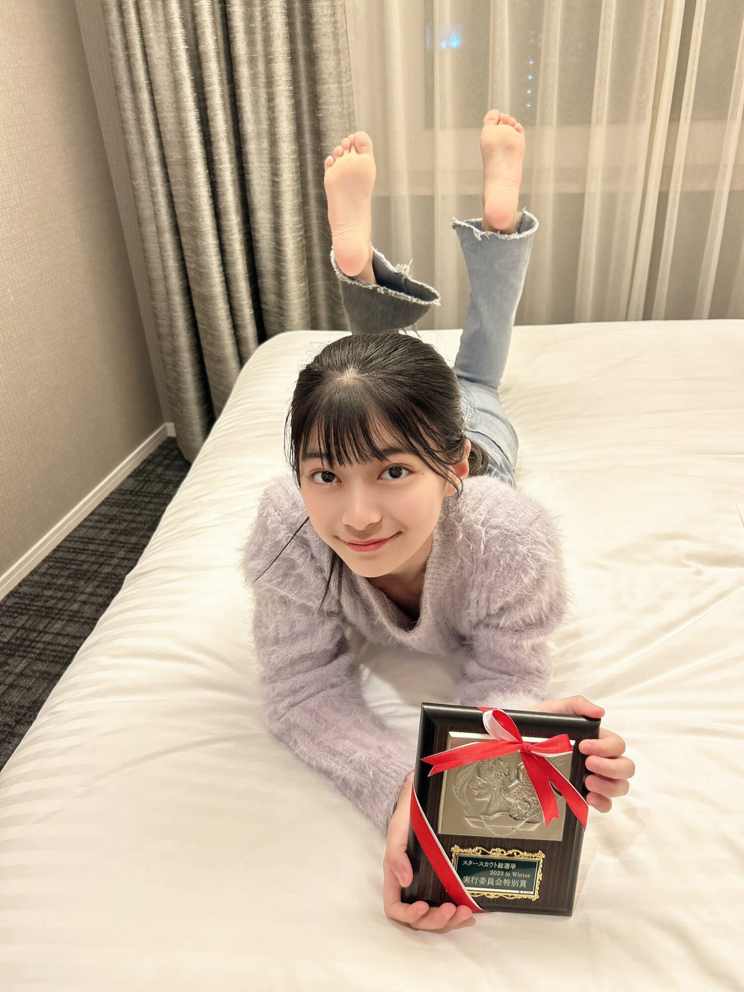 【画像】JS5さん、胸元と足裏を同時に見せてしまうwwwwwwwwww