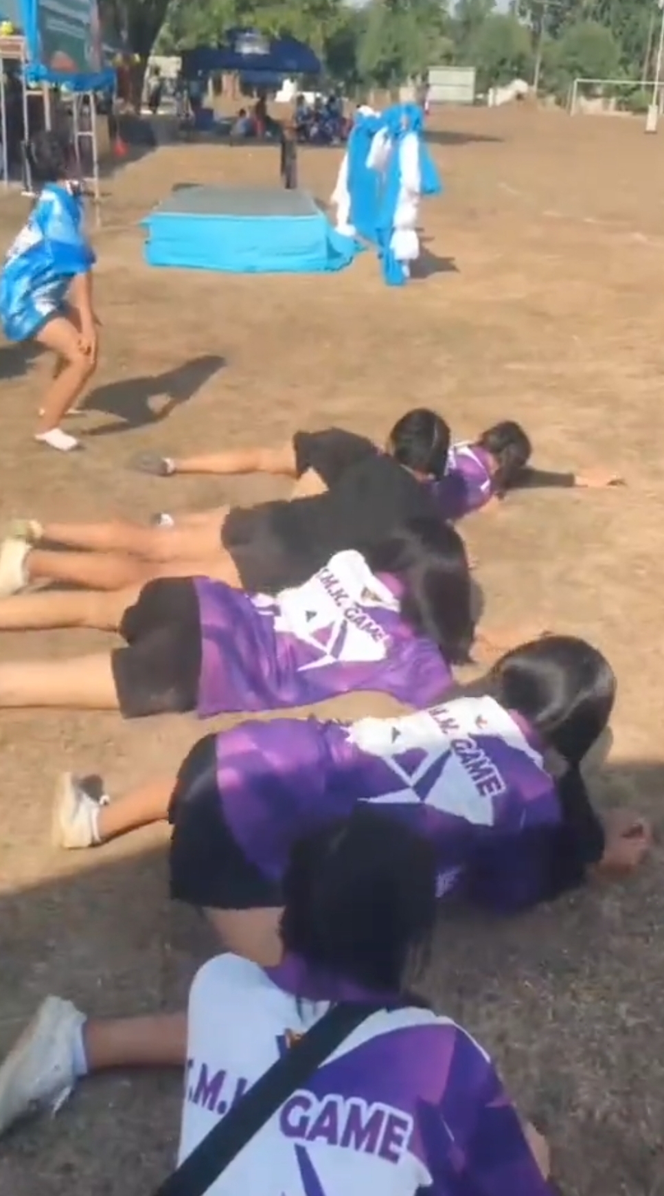 【動画】JS～JKさん、集団で腰振りダンスの練習をしてしまうwwwwwww