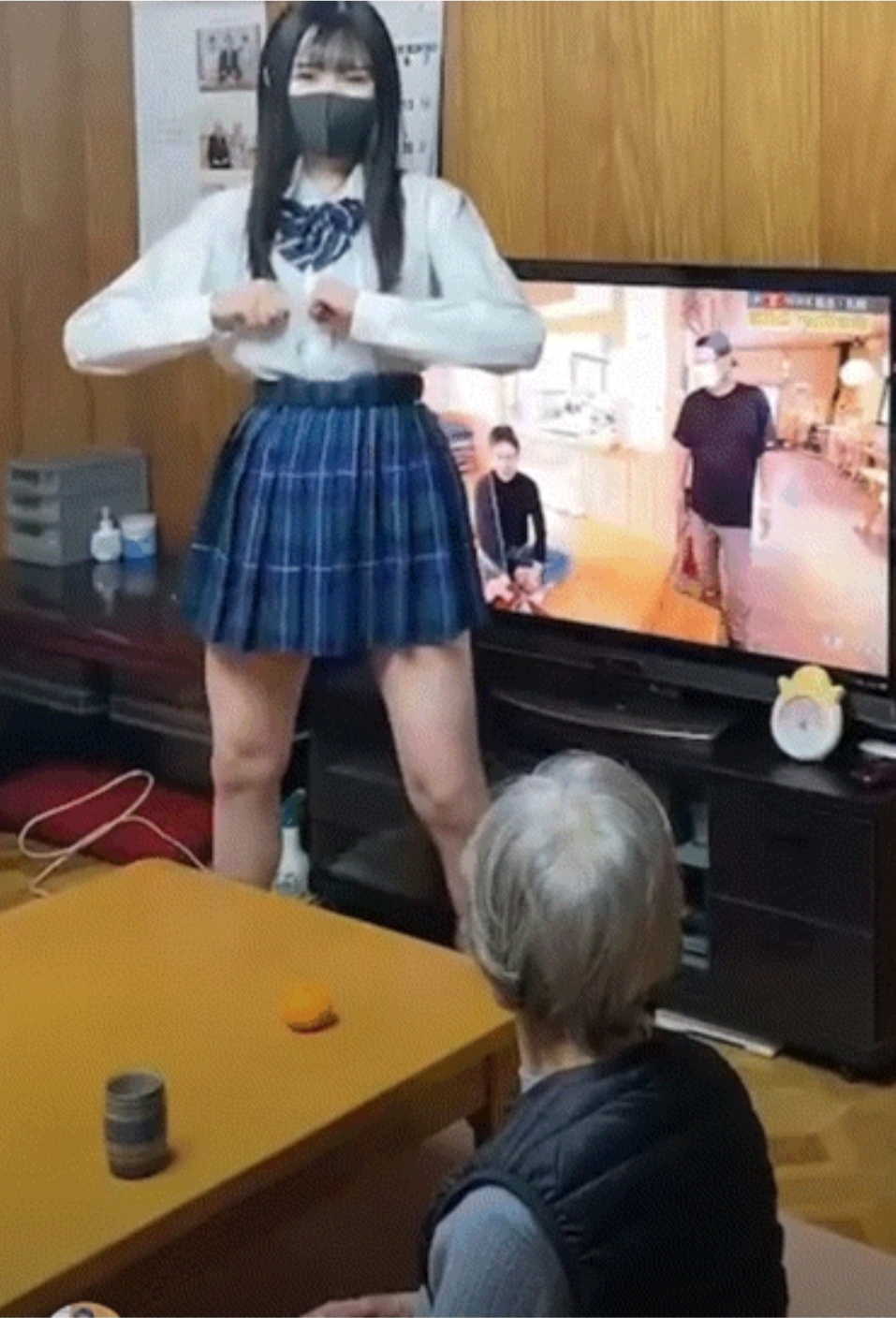 【動画】ミニスカJKさん、太ももを出しながら腰振りしてしまうwwwwwwwwww