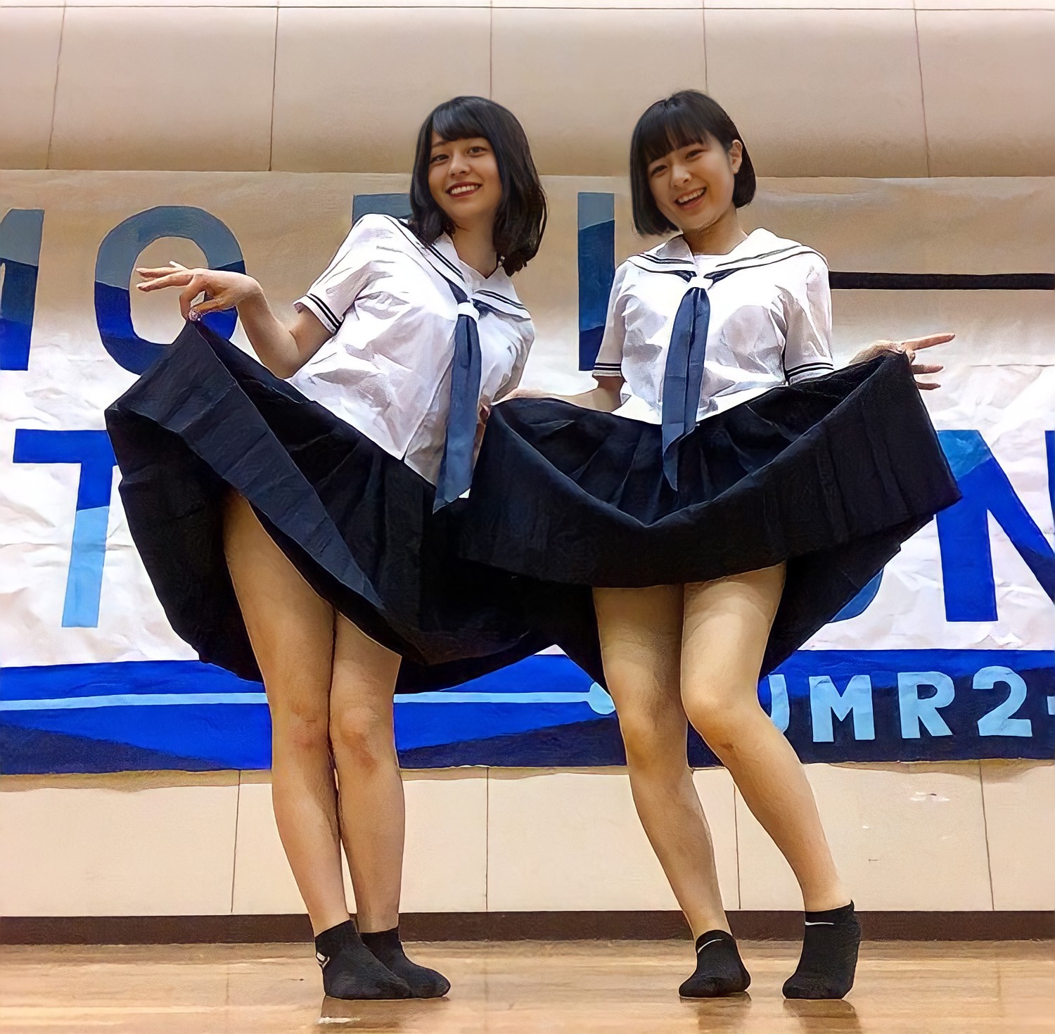 【画像】令和JK、スカートをたくしあげて男の股間を刺激wwwwwwwww